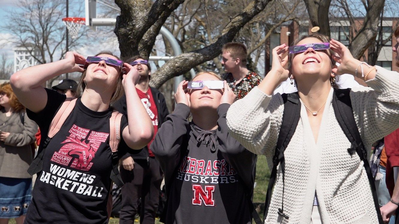 Hastings College Students and Visitors take in partial solar eclipse ...